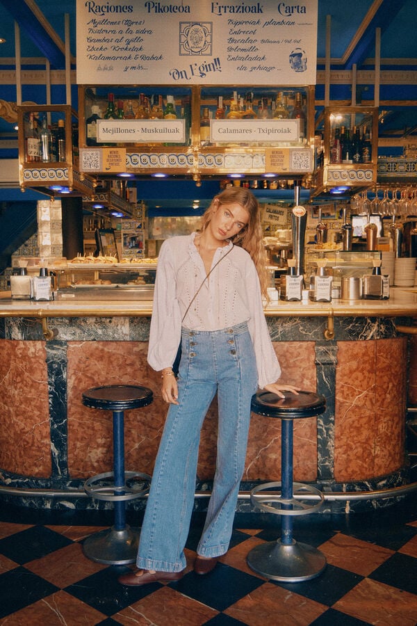 Olga. Jeans de perna larga com botões