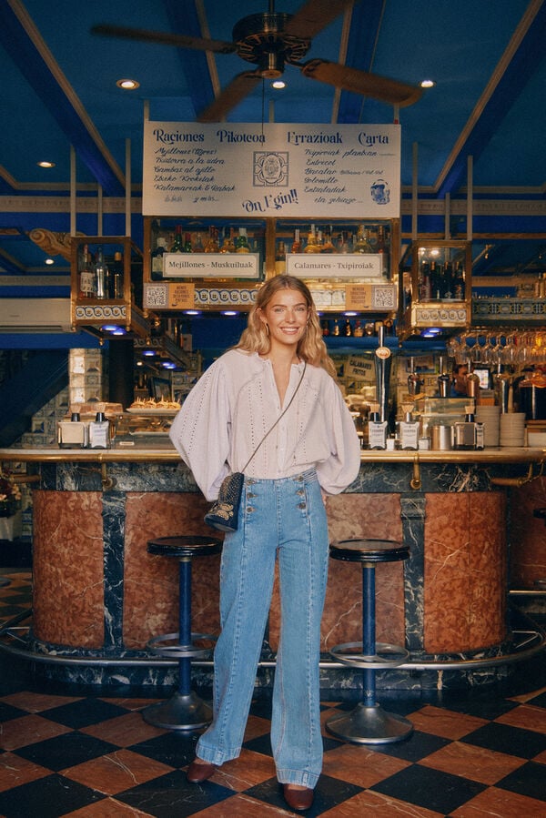 Olga. Jeans de perna larga com botões