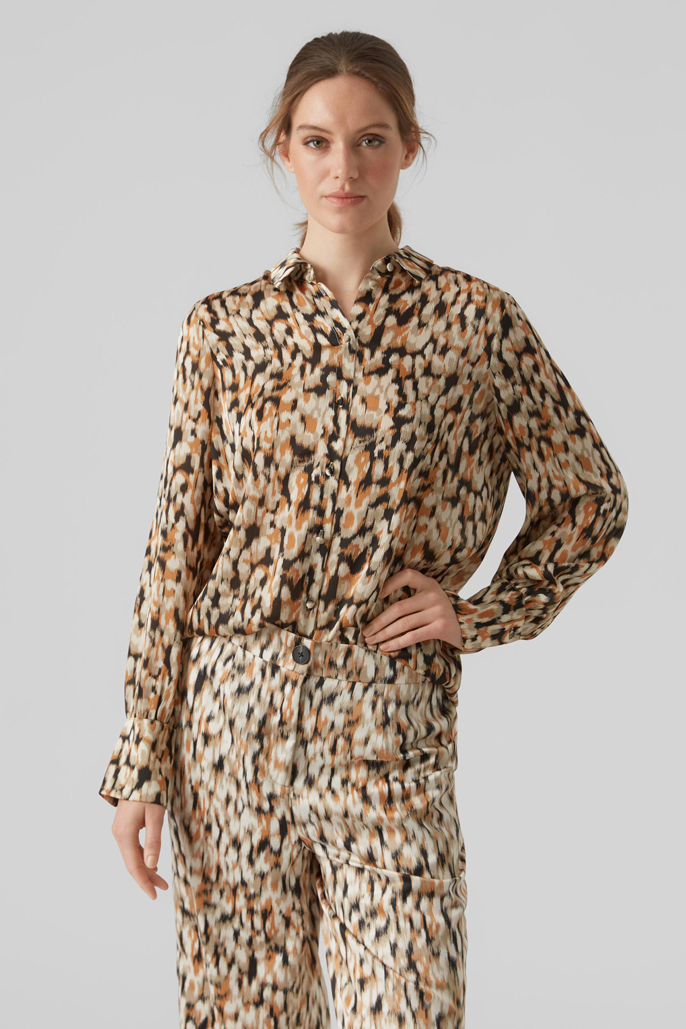 Camisa comprida efeito acetinado | Ofertas em blusas e camisas de ...